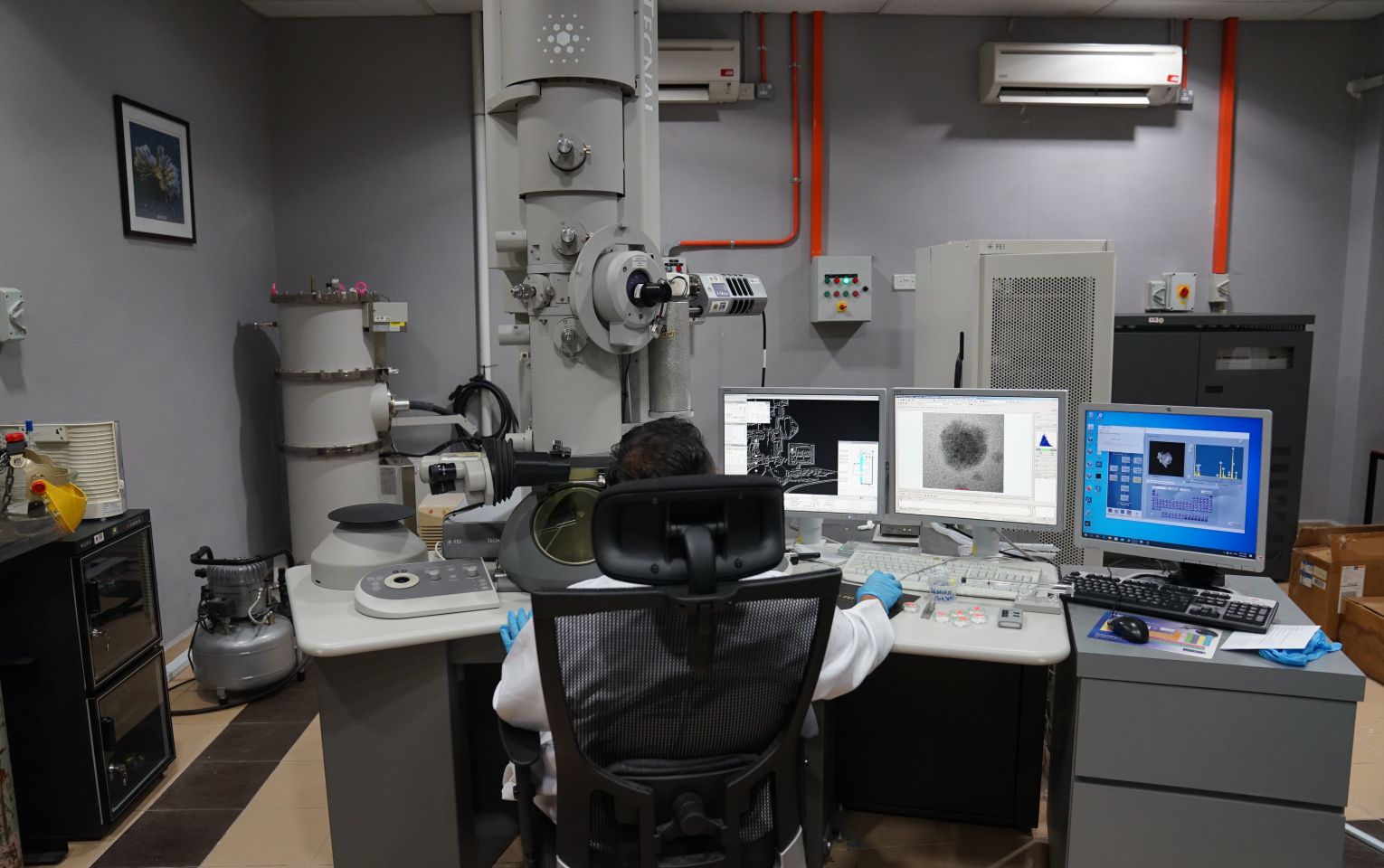 Pusat Penyelidikan Sains & Kejuruteraan - HRTEM-High Resolution Transmission Electron Microscope